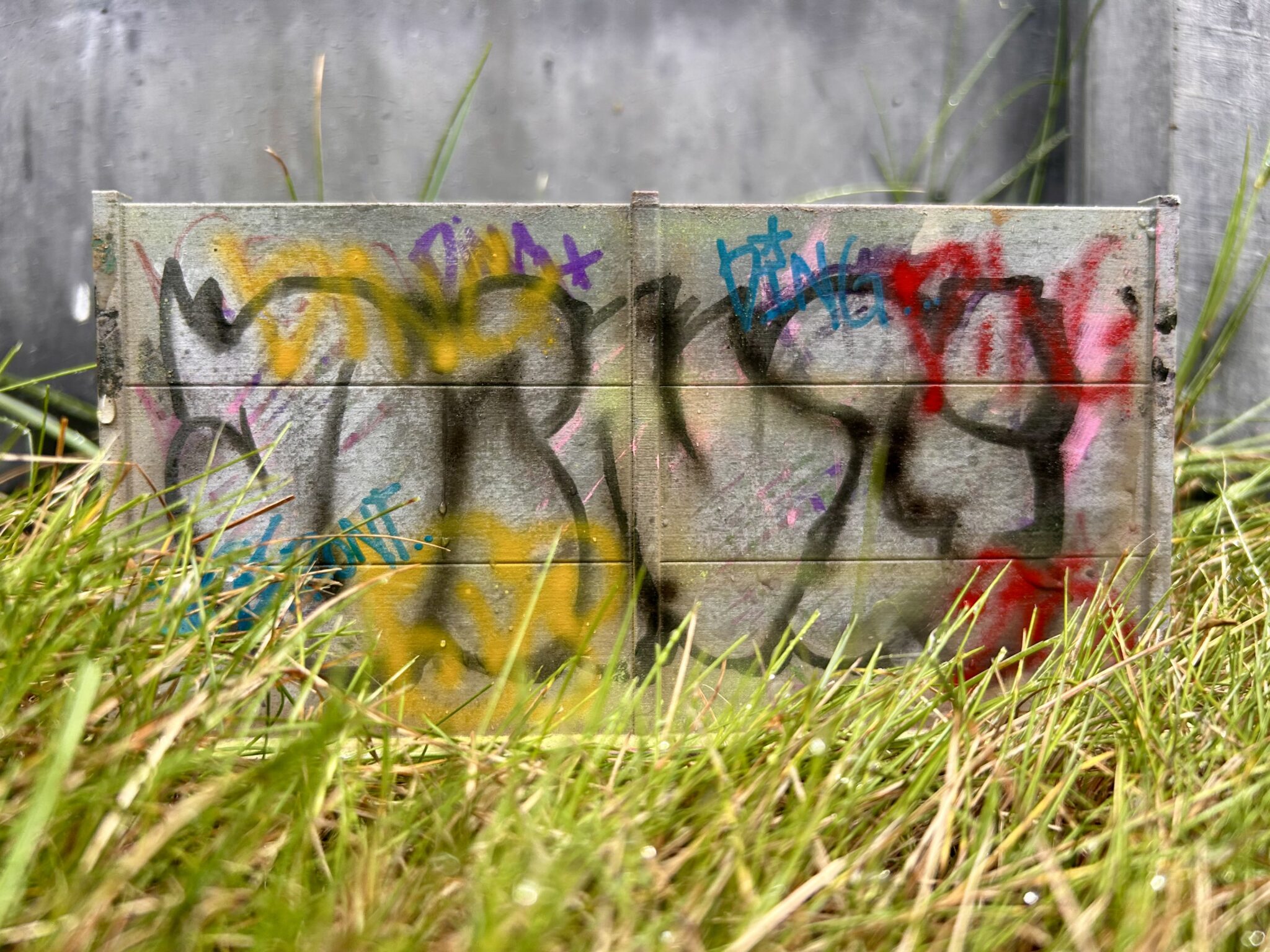 Mini Graffiti Concrete Fence - Indafront