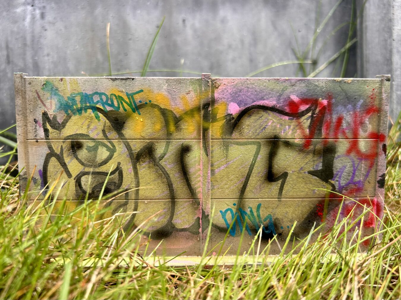 Mini Graffiti Concrete Fence - Indafront
